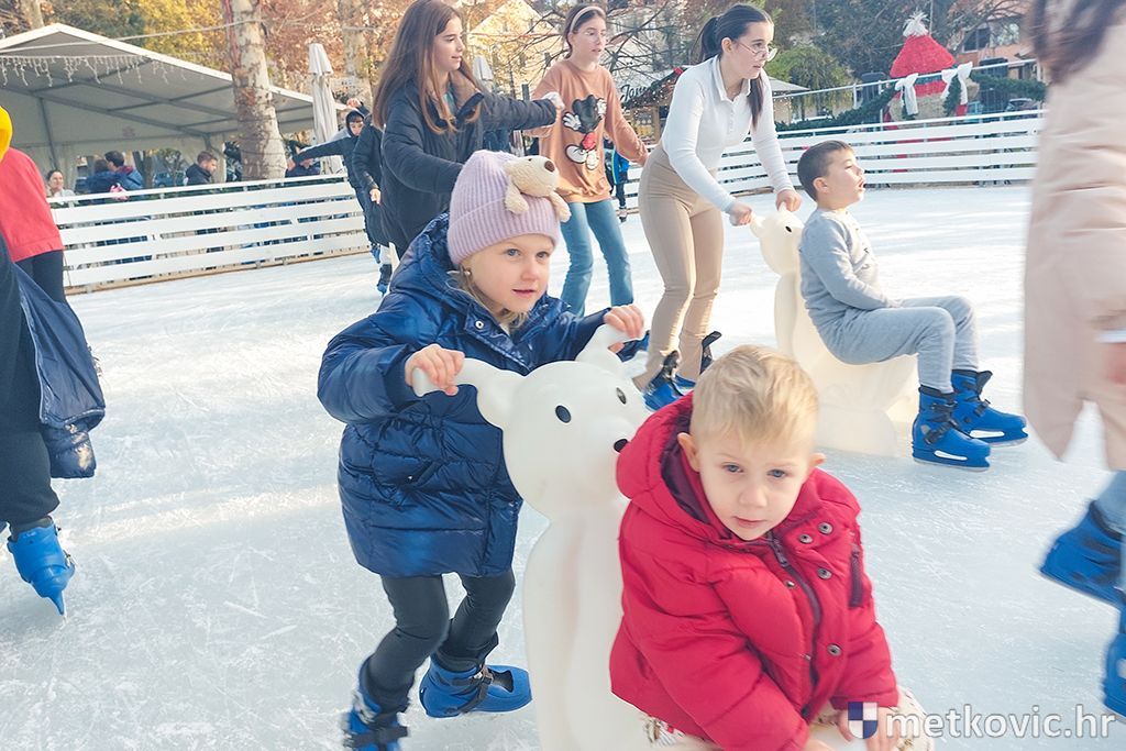 U Gradskome parku otvoreno klizalište i božićne kućice | Metkovic.hr