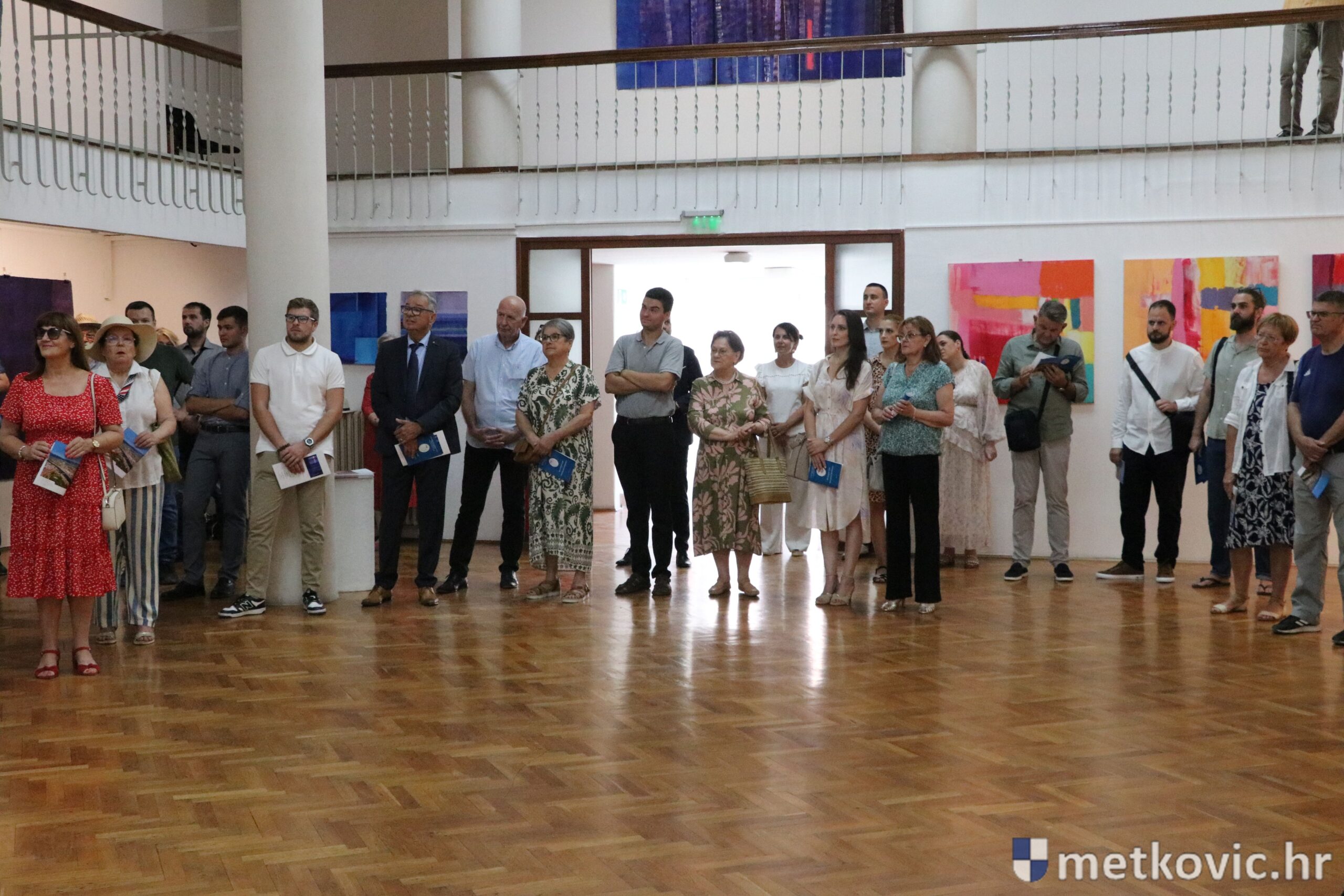 U Metkoviću otvorena izložba “Introspekcija” akademske slikarice ...